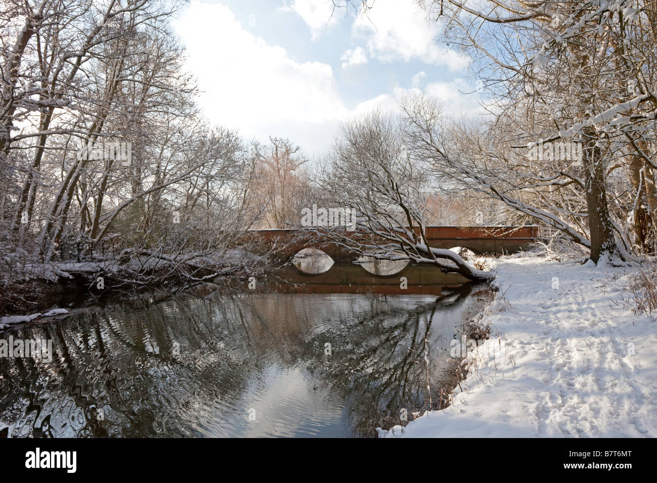 La rivière Mole et pont Betchworth Surrey dans la neige Photo Stock - Alamy