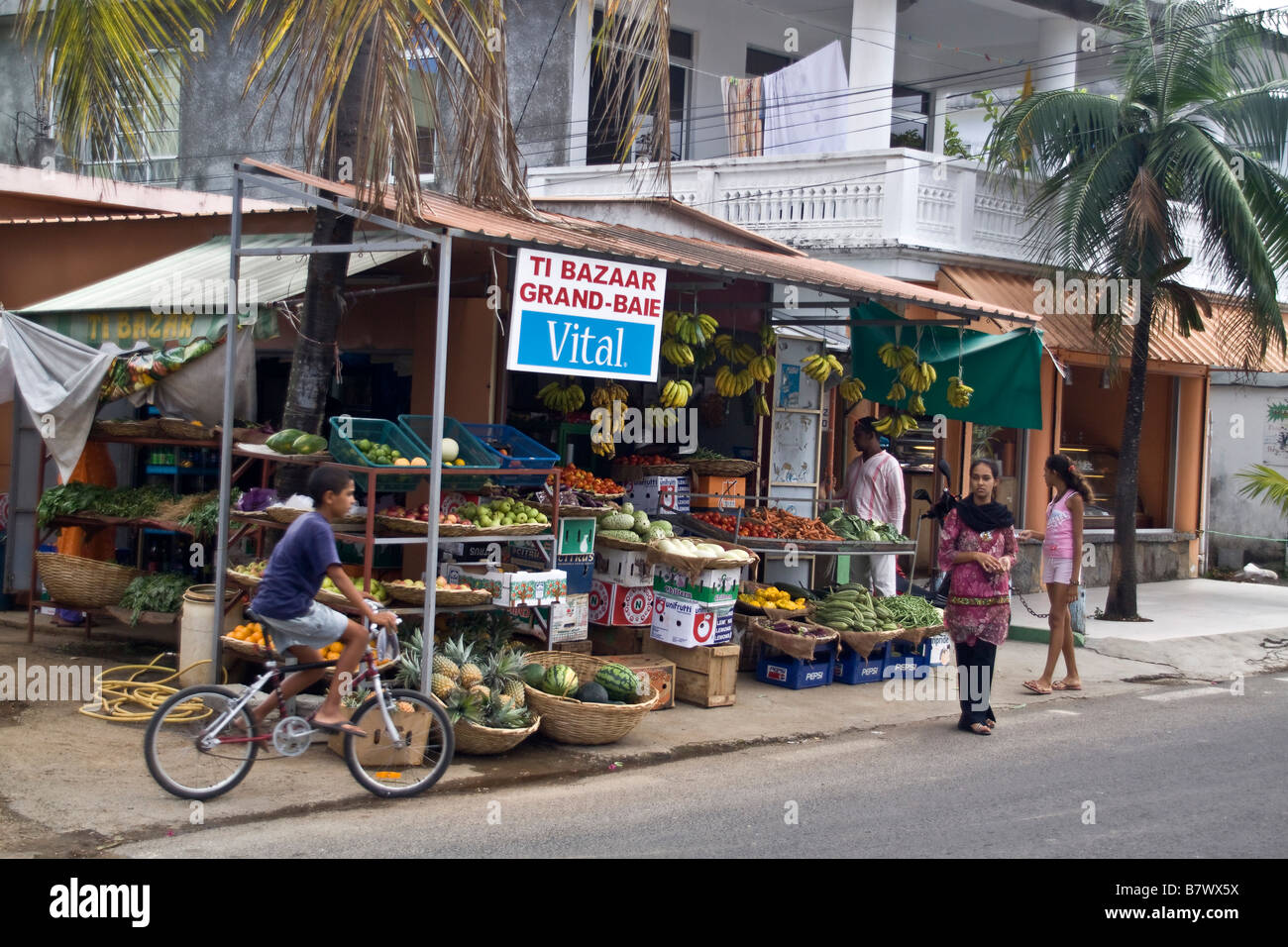 Fruits et légumes au magasin de la rue principale à Grand Baie Ile ...