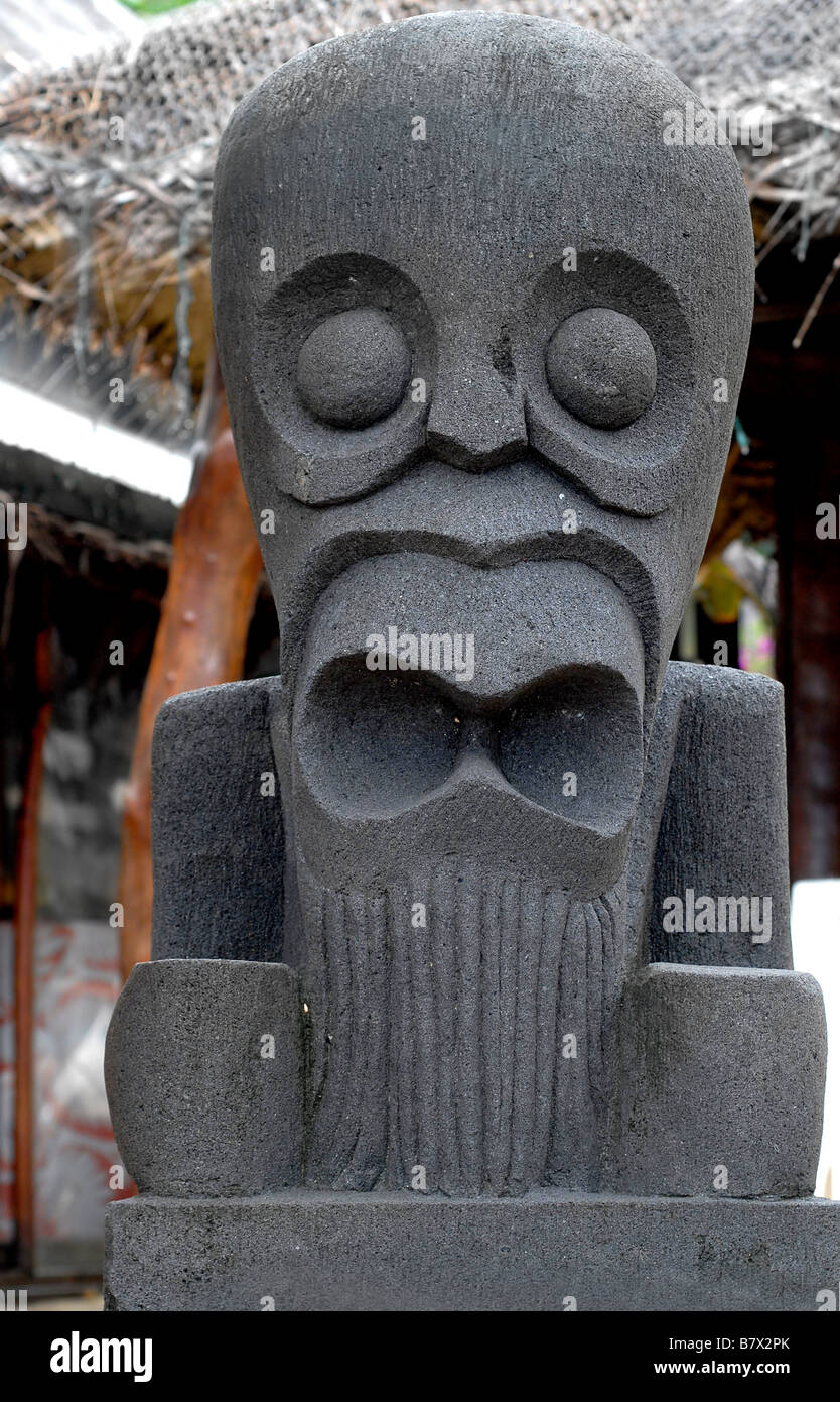 Tiki statue Banque de photographies et d’images à haute résolution - Alamy