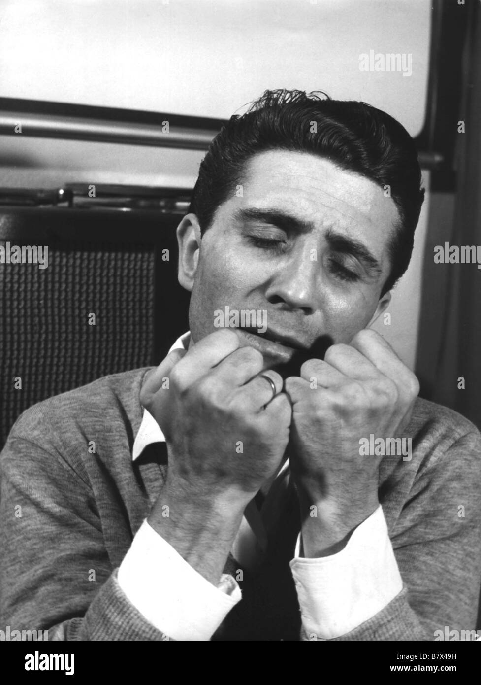 Gilbert becaud Banque d'images noir et blanc - Alamy