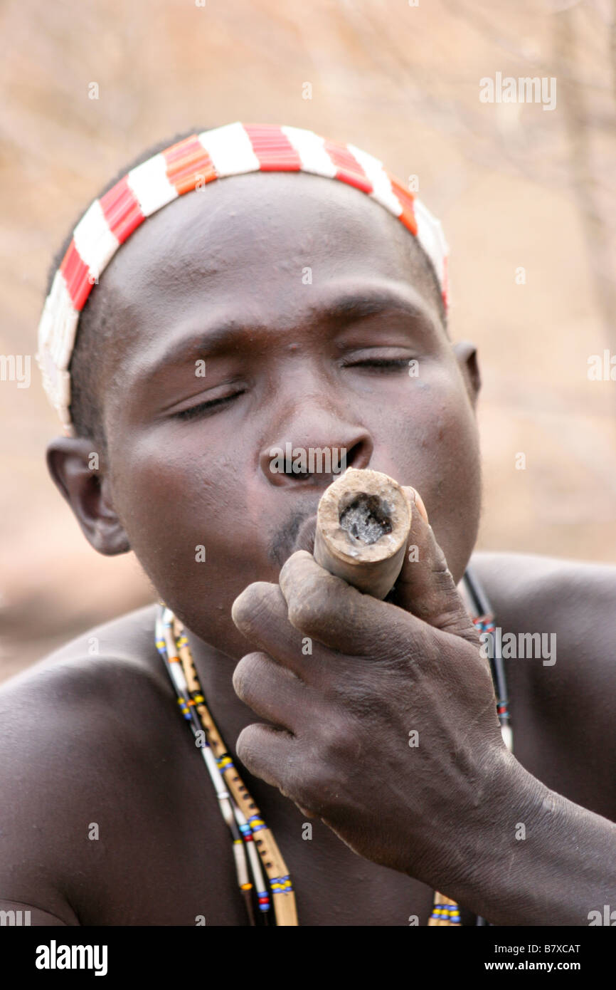 Sud Tanzanie Lake Eyasi Hadza man smoking à partir d'une pipe en argile ...