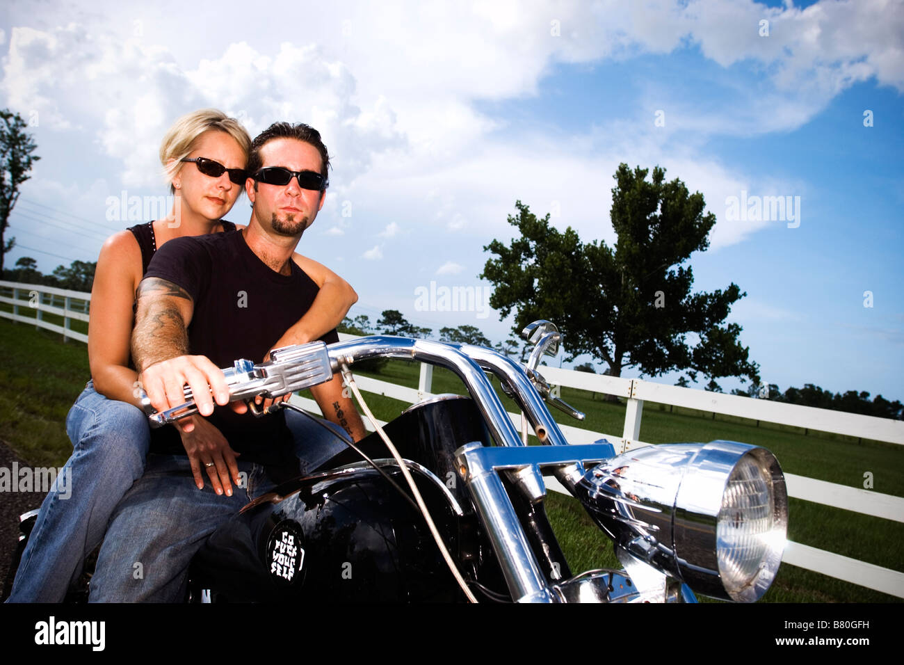 Couple on harley davidson motorcycle Banque de photographies et d ...