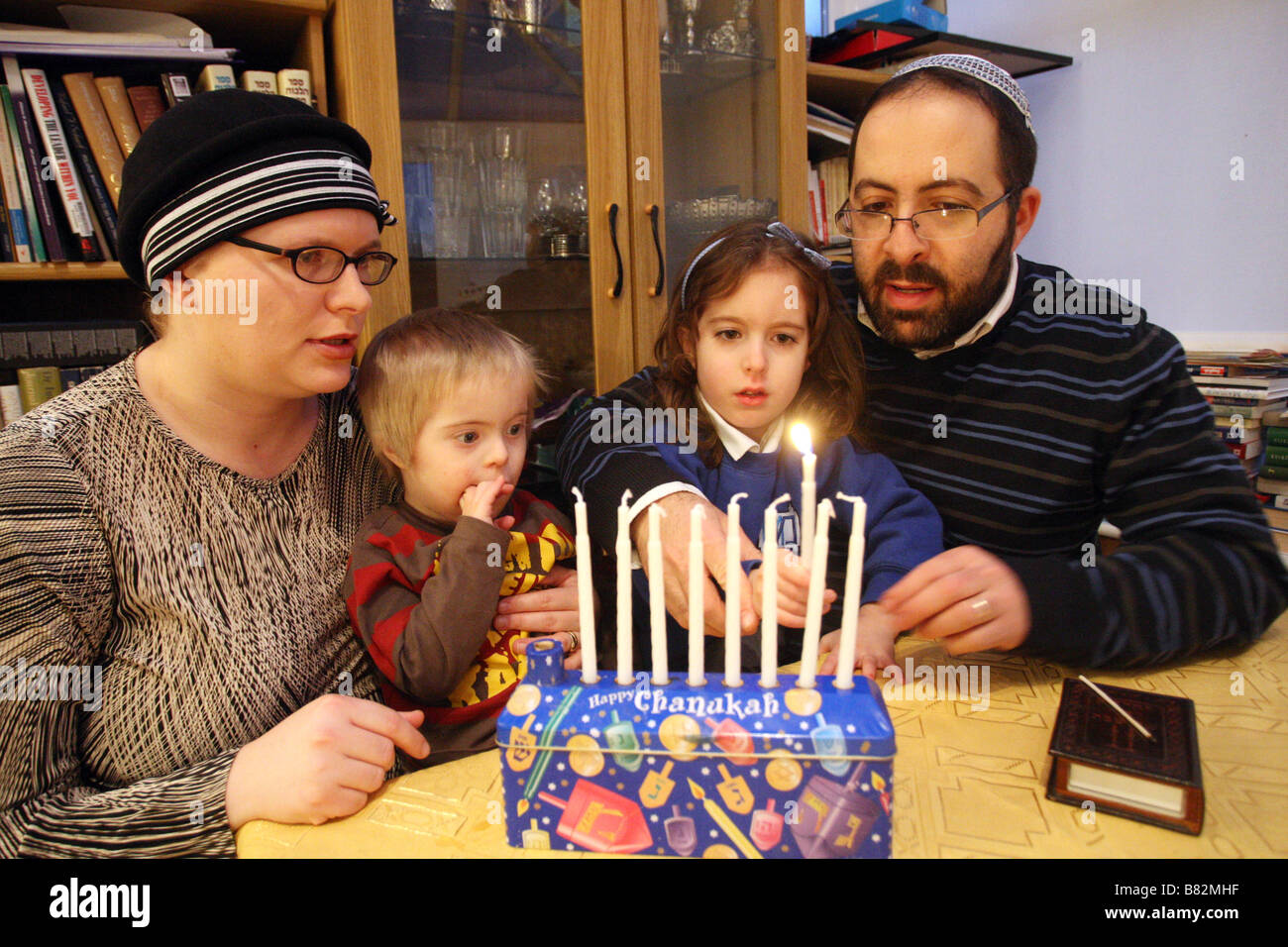 Une famille de quatre personnes célébrer la fête juive de Hanoucca ...