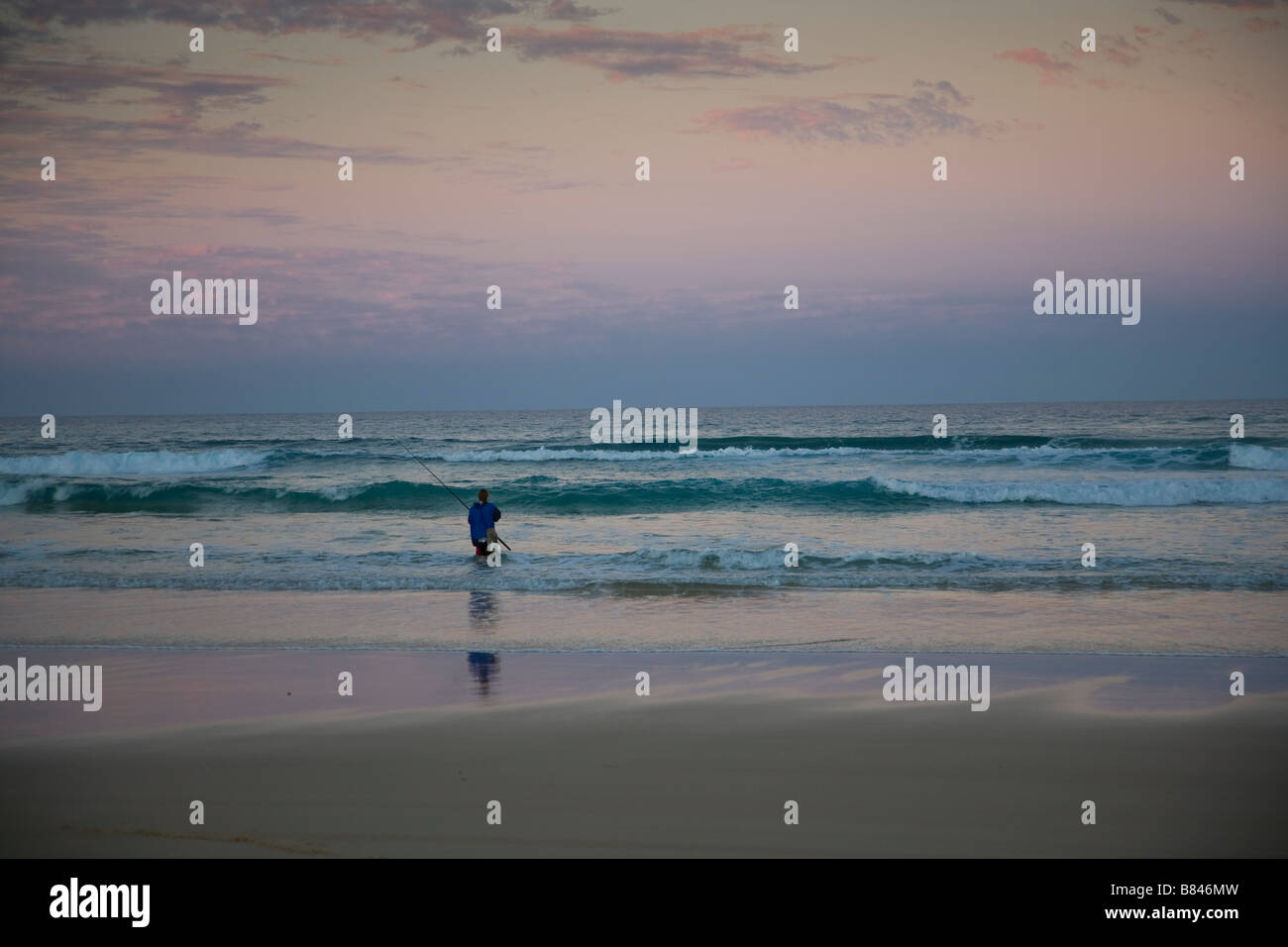 Pêcheur la pêche en mer sur la plage de Fraser Island, Queensland ...