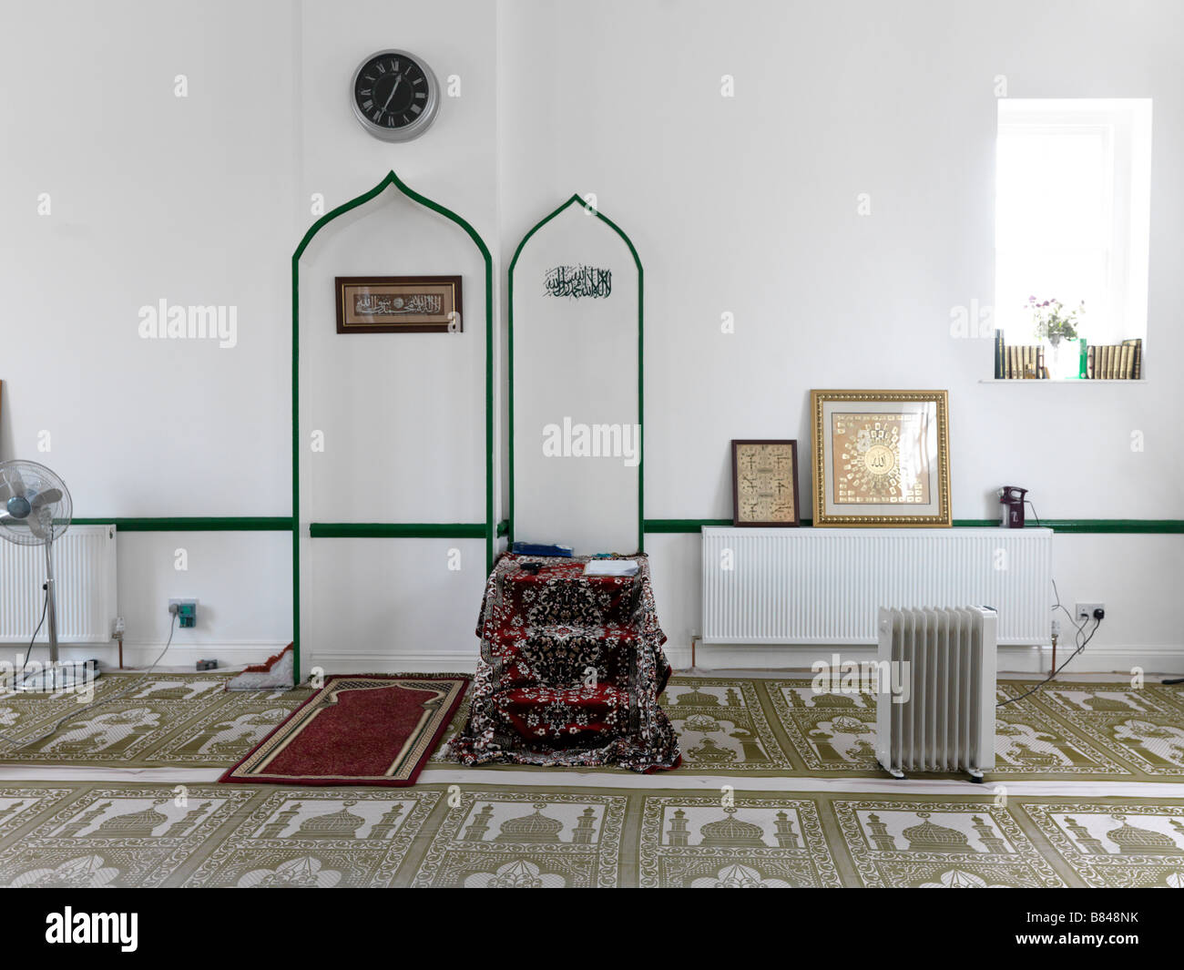 Nouvelle mosquée dans l'ancienne église St Barnabus Hall Epsom ...