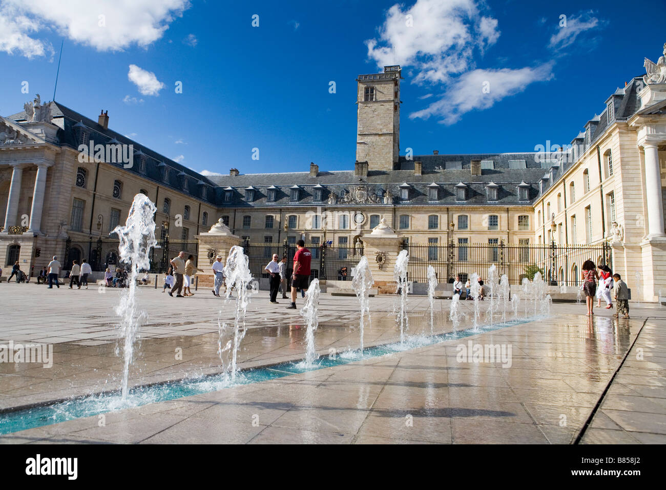 Place de la libération et le Palais des Ducs à Dijon Photo Stock - Alamy