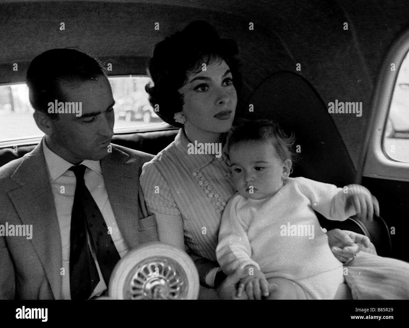 Gina lollobrigida son milko skofic Banque d'images noir et blanc - Alamy