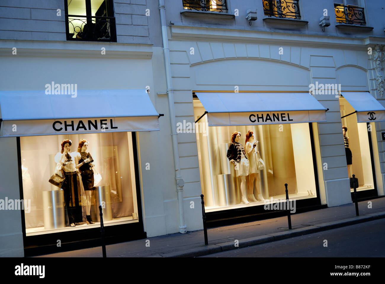 Paris France, scène de rue, des magasins de luxe, magasin de vêtements Chanel Boutique avant l ...