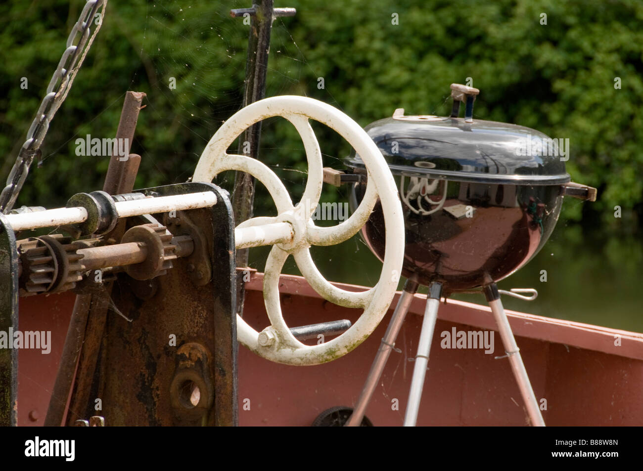 Une roue d'un treuil d'un engrenage sur un bateau Photo Stock - Alamy