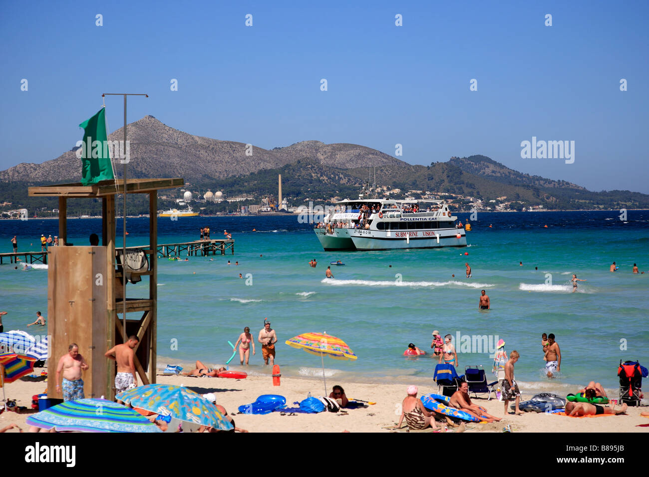 Plage de baignade en toute sécurité avec des mers vertes Banque de ...