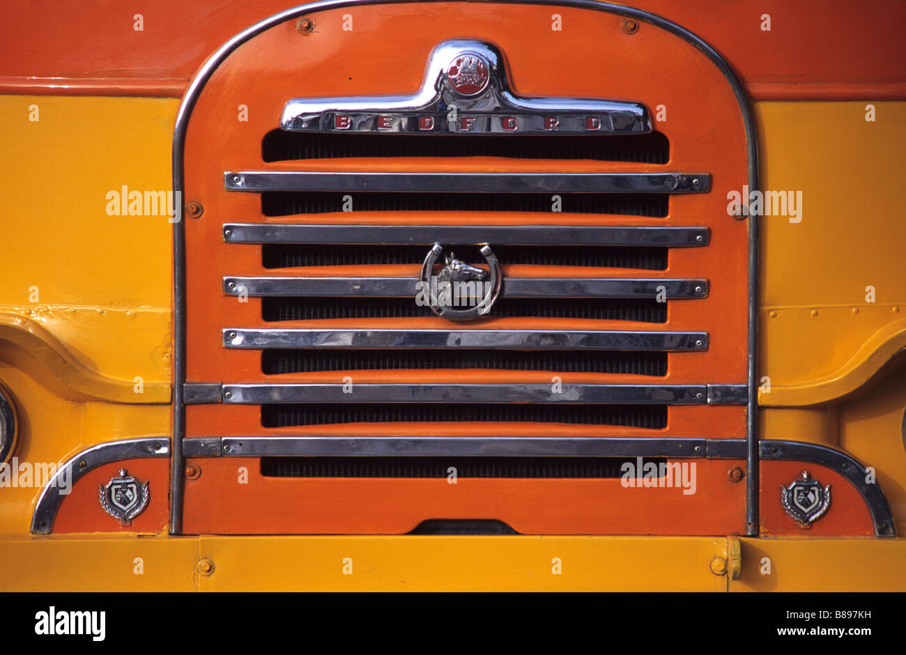 Calandre chrome de 1961 Bedford Bus, bus de Malte, La Valette, Malte ...