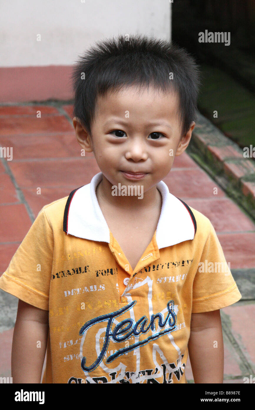 Photographie d'un mignon petit garçon Vietnamien pris dans le Delta du ...
