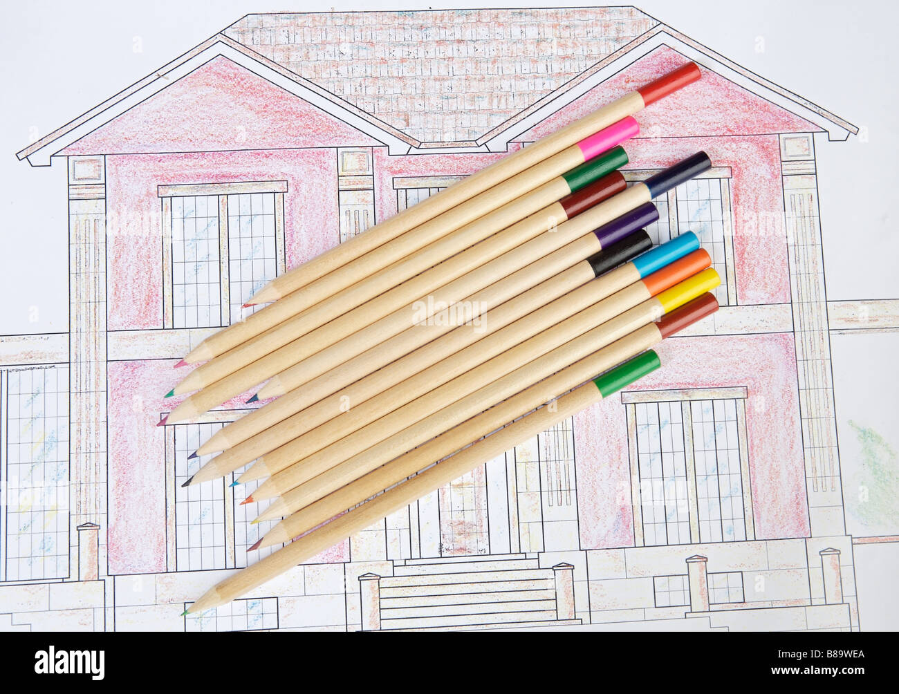 Crayons de couleurs sur le dessin d'une maison Photo Stock - Alamy