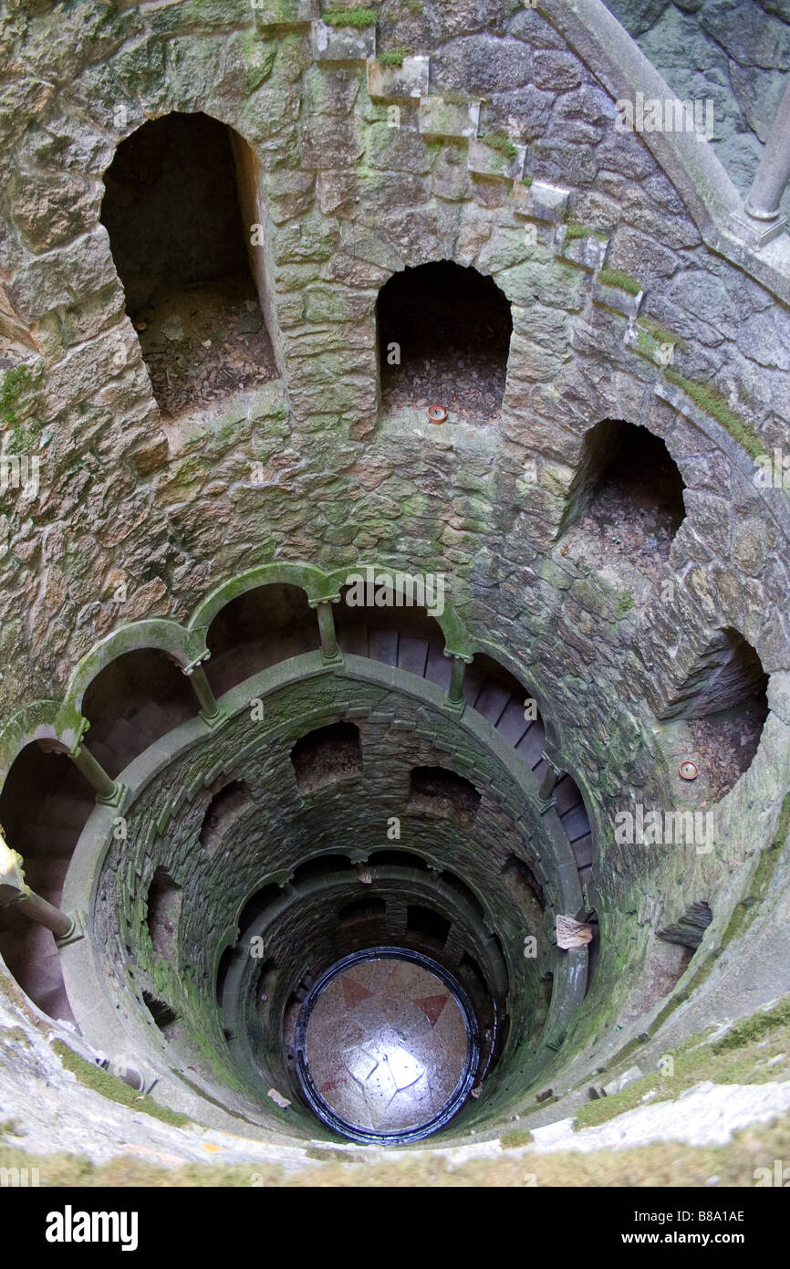 Poço Iniciático en jardins et palais de la Regaleira à Sintra. Connecté ...