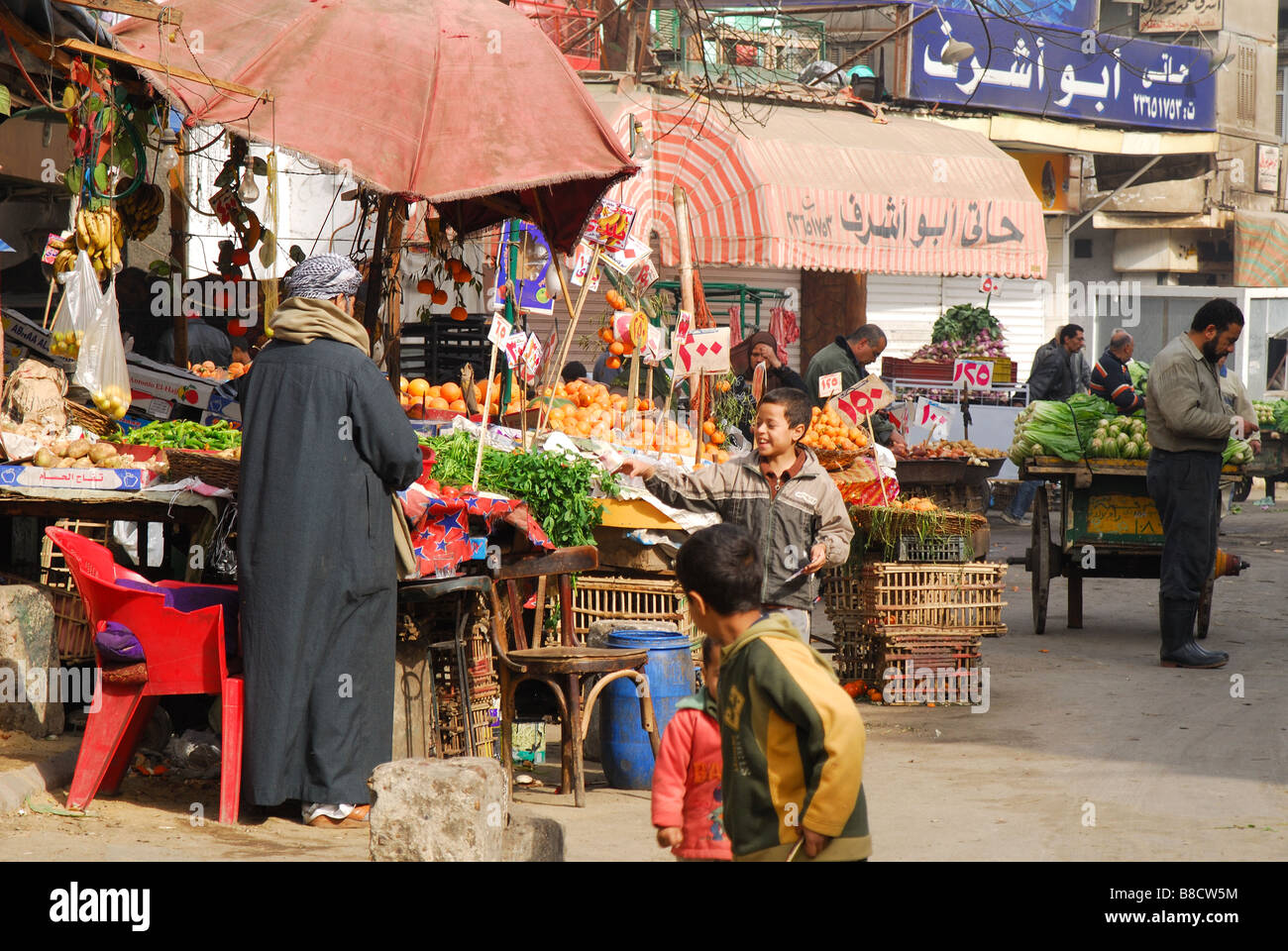 Le Caire, Égypte. Une scène de rue au Vieux Caire. Marché de Fruits et ...