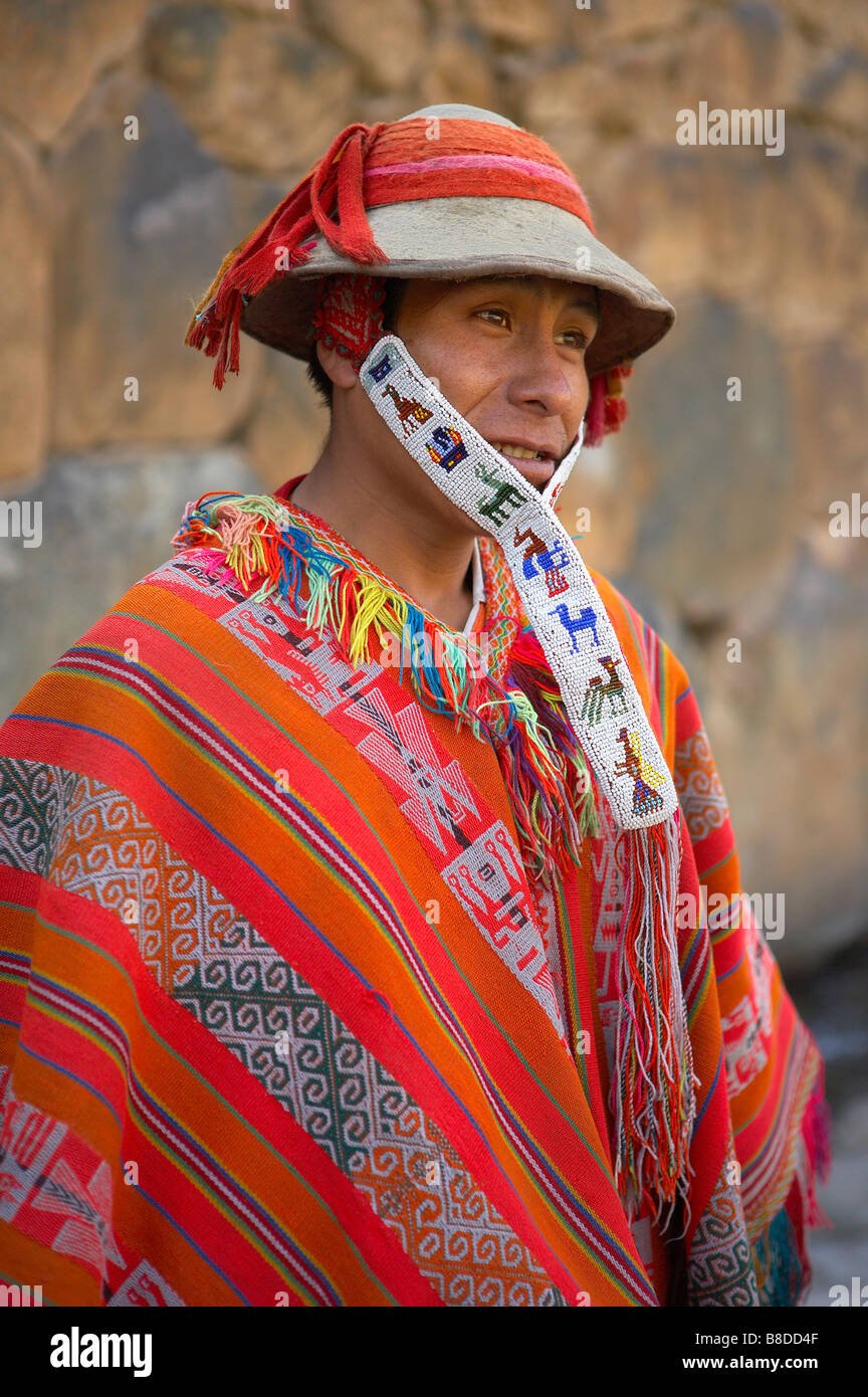 L'homme en costume traditionnel avec poncho, Ollantaytambo, Vallée ...
