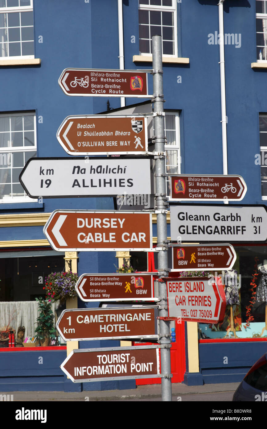 Ireland Gaelic Road Signs Banque d'image et photos - Alamy