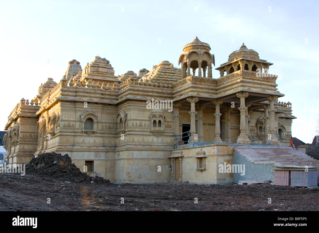 Shree sanatan hindu mandir temple Banque de photographies et d’images à haute résolution - Alamy