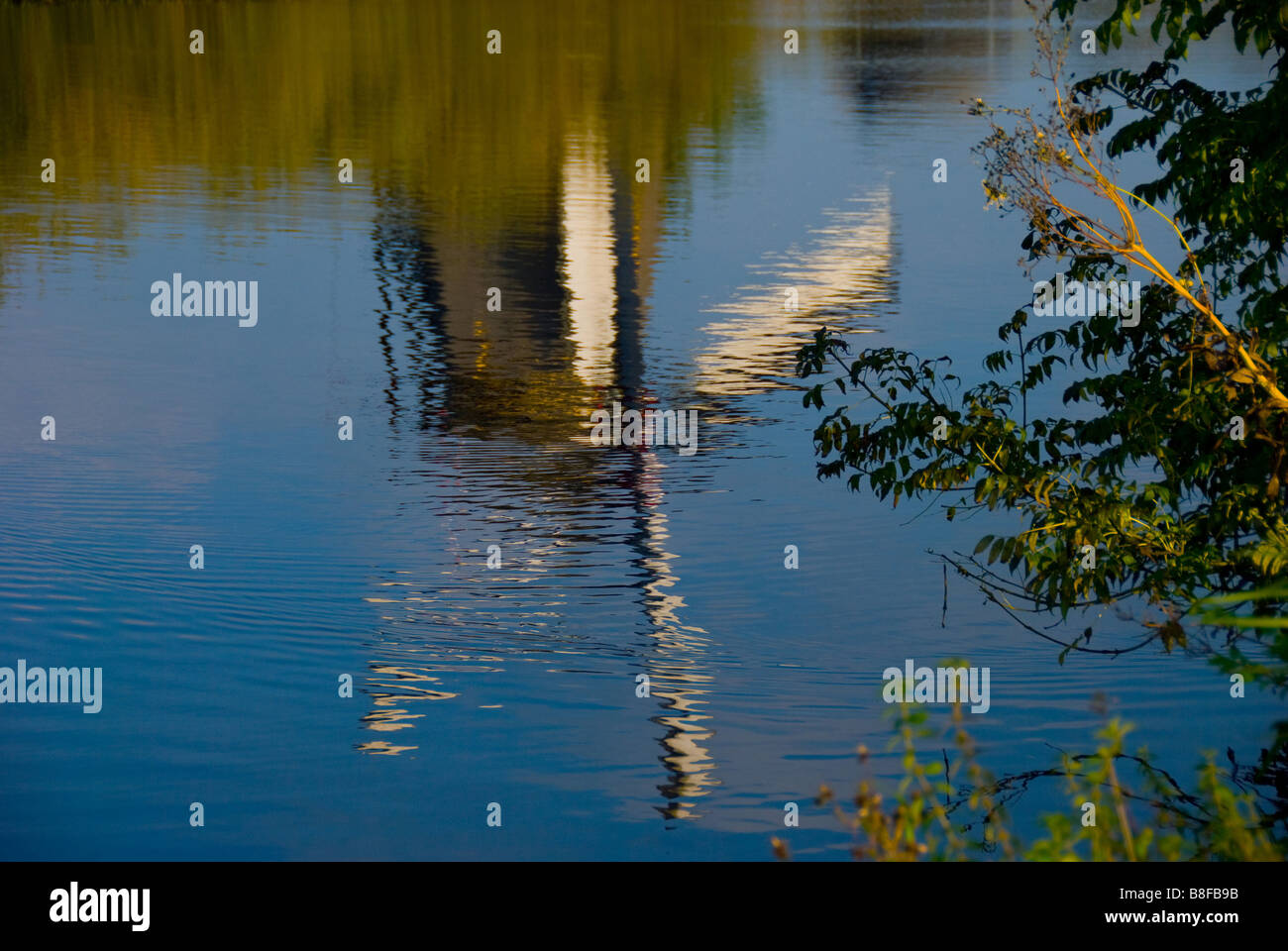 Eau de rivière bleue Banque de photographies et d’images à haute résolution - Alamy