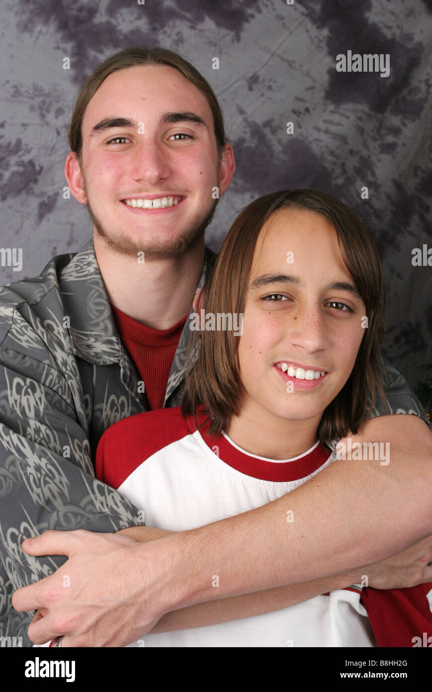 Frères des ados le plus âgé est l'étreindre et le jeune garçon plus ...