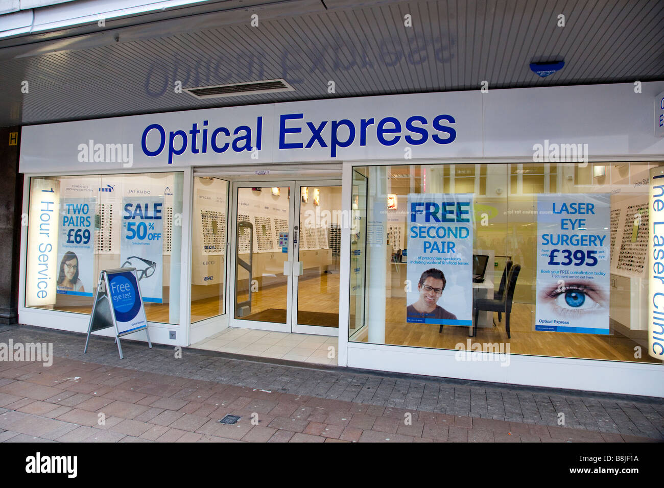 Opticiens optique express Banque de photographies et d’images à haute ...