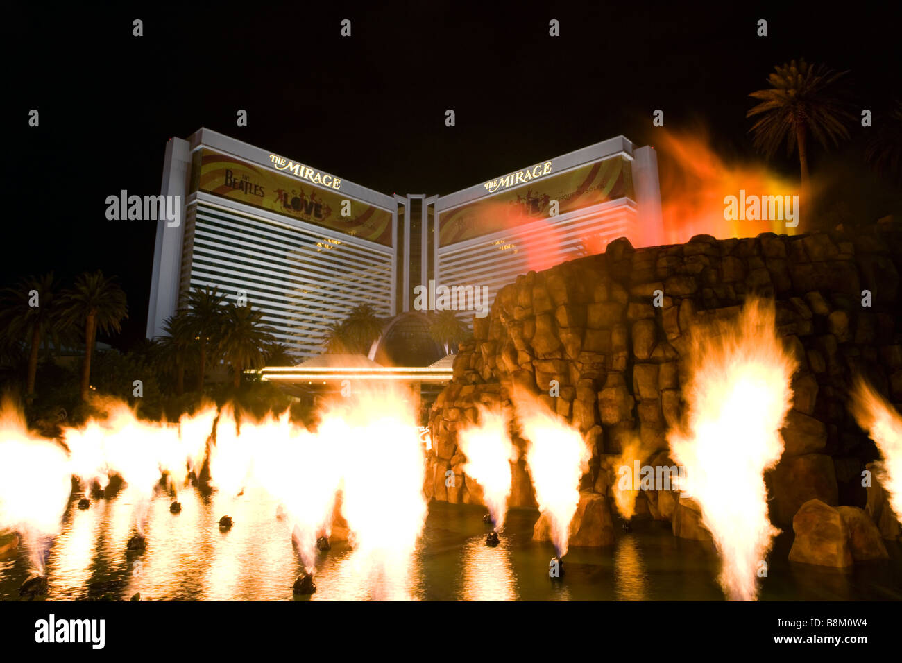 L'éruption du volcan au Mirage Hotel sur le Strip de Las Vegas, Nevada ...