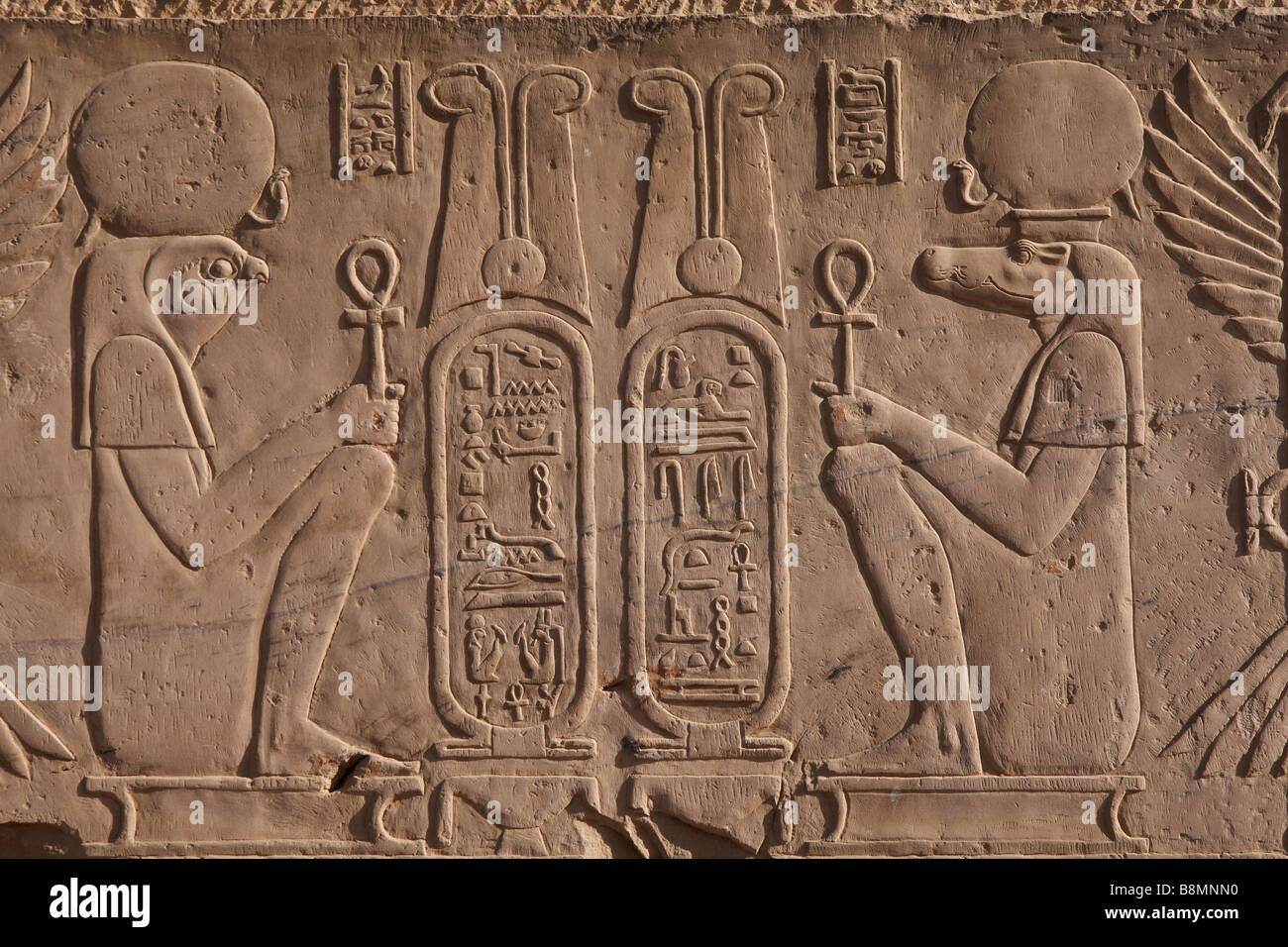 Sculptures du dieu Horus et Sobek dieu crocodile au temple de Kom Ombo ...