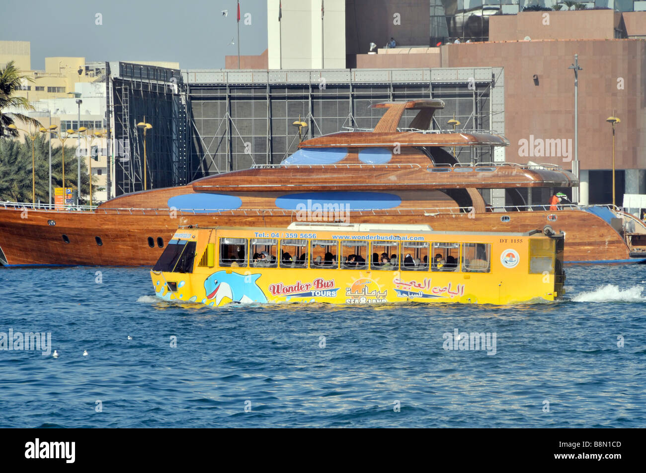 Dubai Creek excursion amphibie bateau bus et waterfront Photo Stock - Alamy