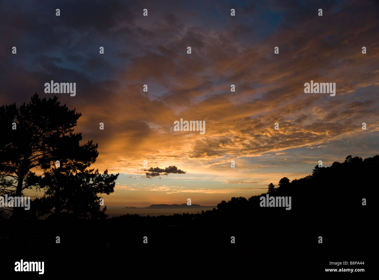 Magnifique coucher de soleil Banque de photographies et d’images à ...