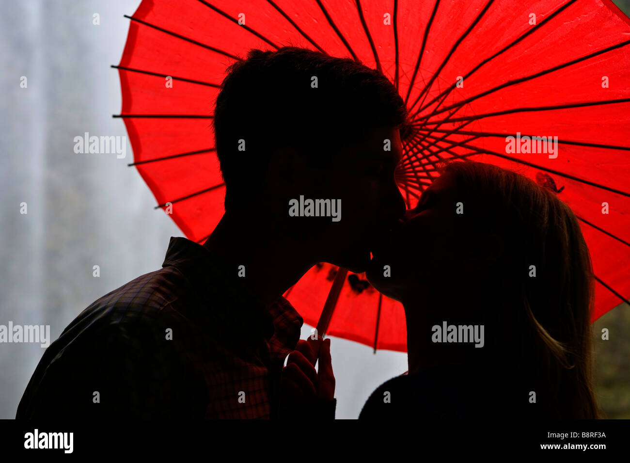 Amoureux sous la pluie Banque de photographies et d’images à haute résolution - Alamy