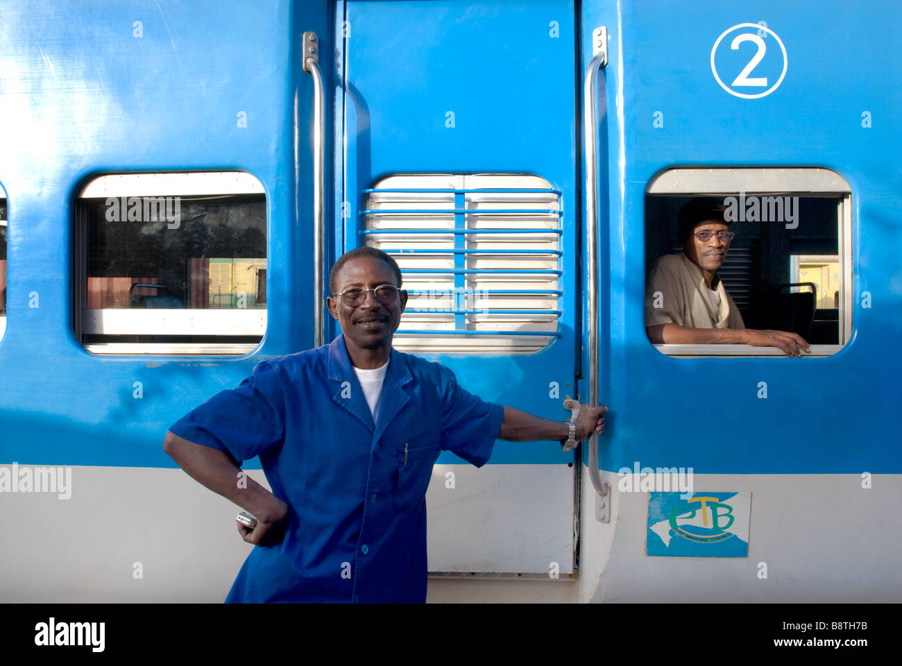 Portrait d'un chef de train et le passager à la fenêtre, à la gare de ...