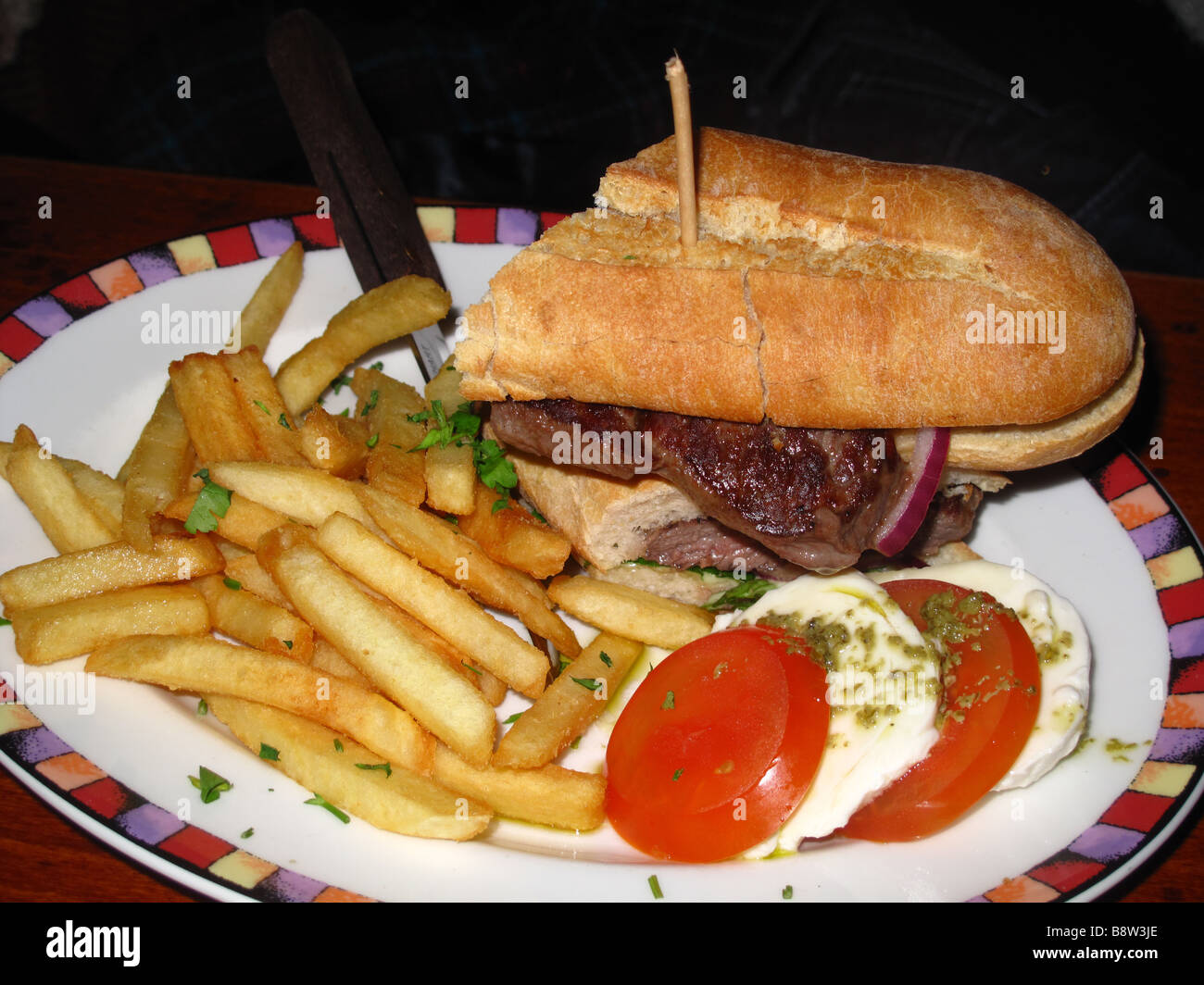 Sandwich steak-frites sur la plaque Photo Stock - Alamy