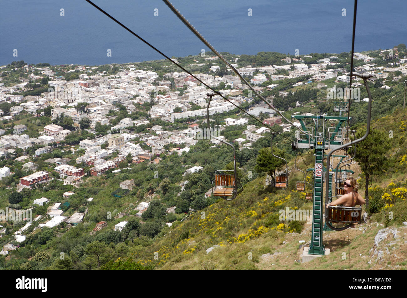 La vue depuis le téléphérique comme il descend pour Ana Capri sur l'île ...