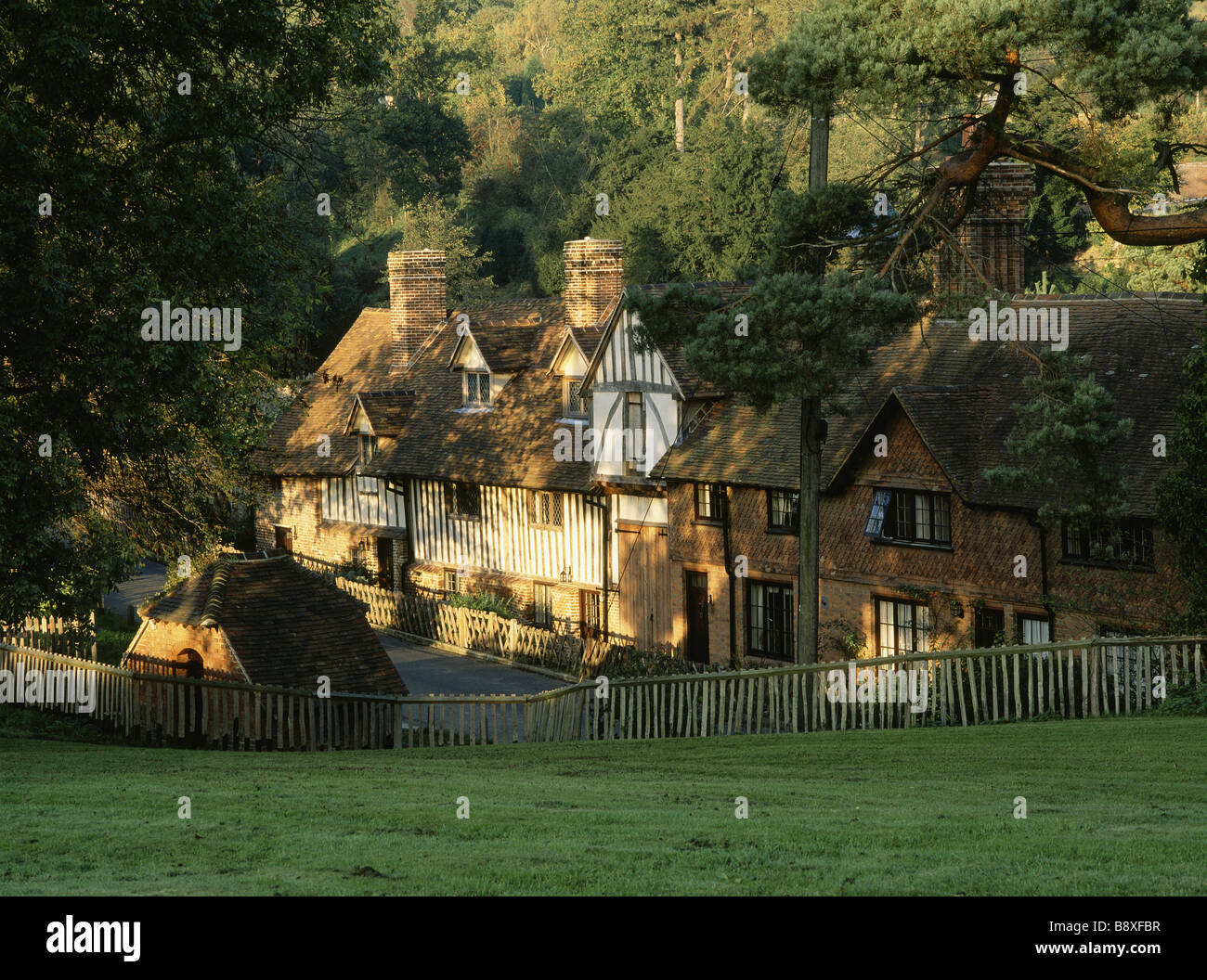 Elizabethan style chimneys Banque de photographies et d’images à haute ...