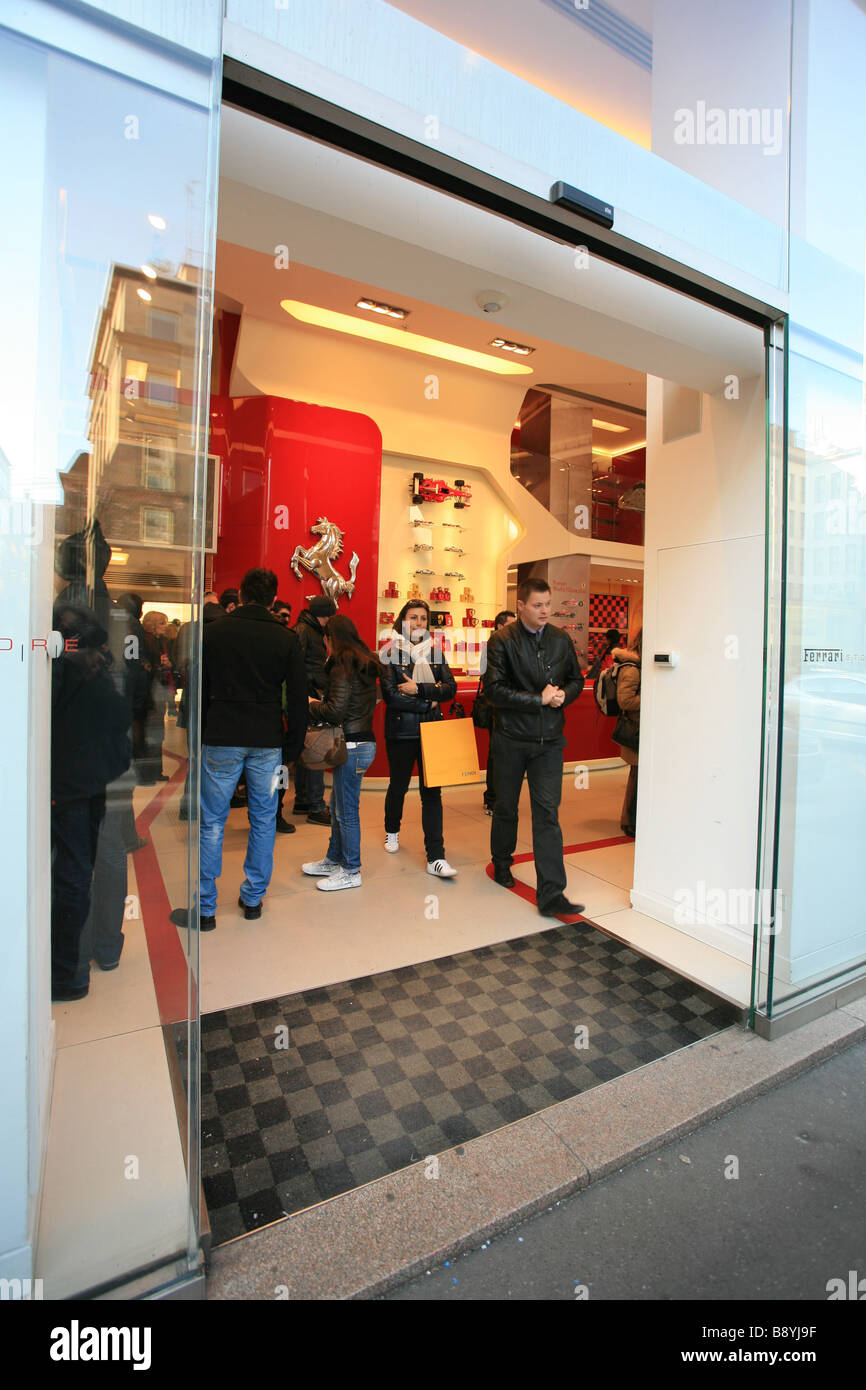 Ferrari store milan Banque de photographies et d’images à haute ...