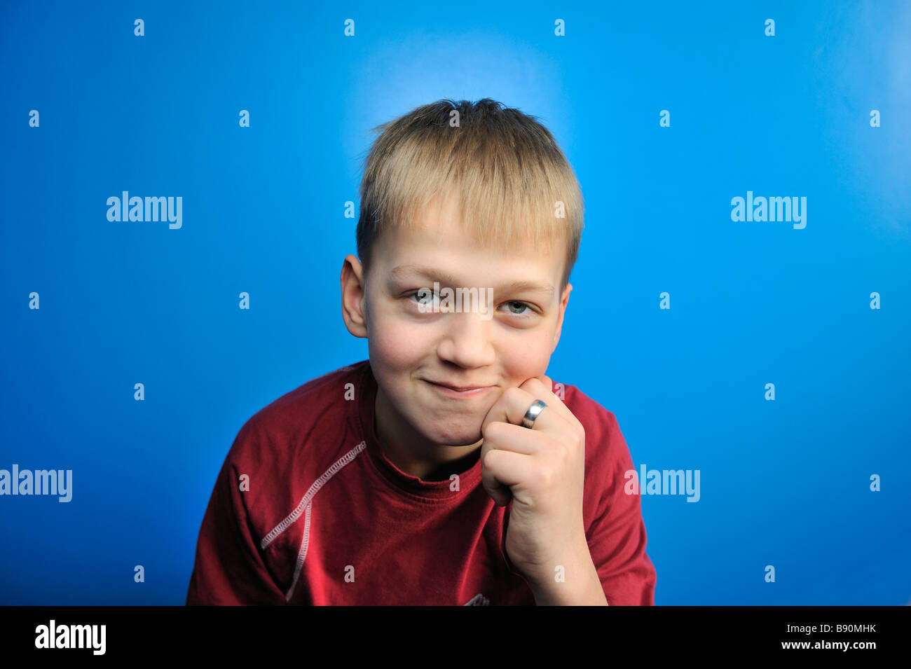Garçon de 12 ans blond Banque de photographies et d’images à haute ...