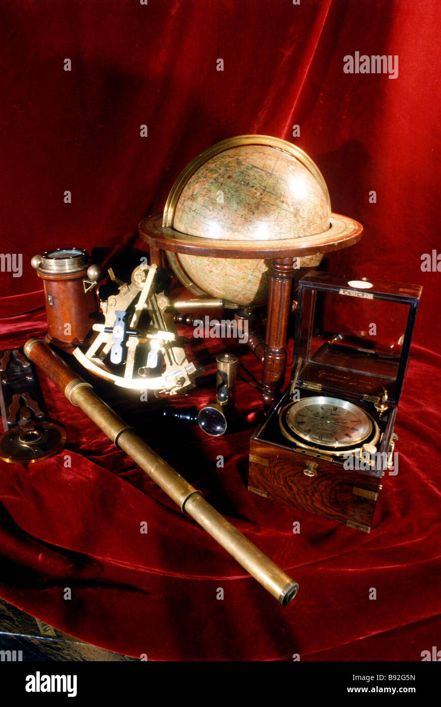 Le chronomètre double globe stellaire sextant compas magnétique ...