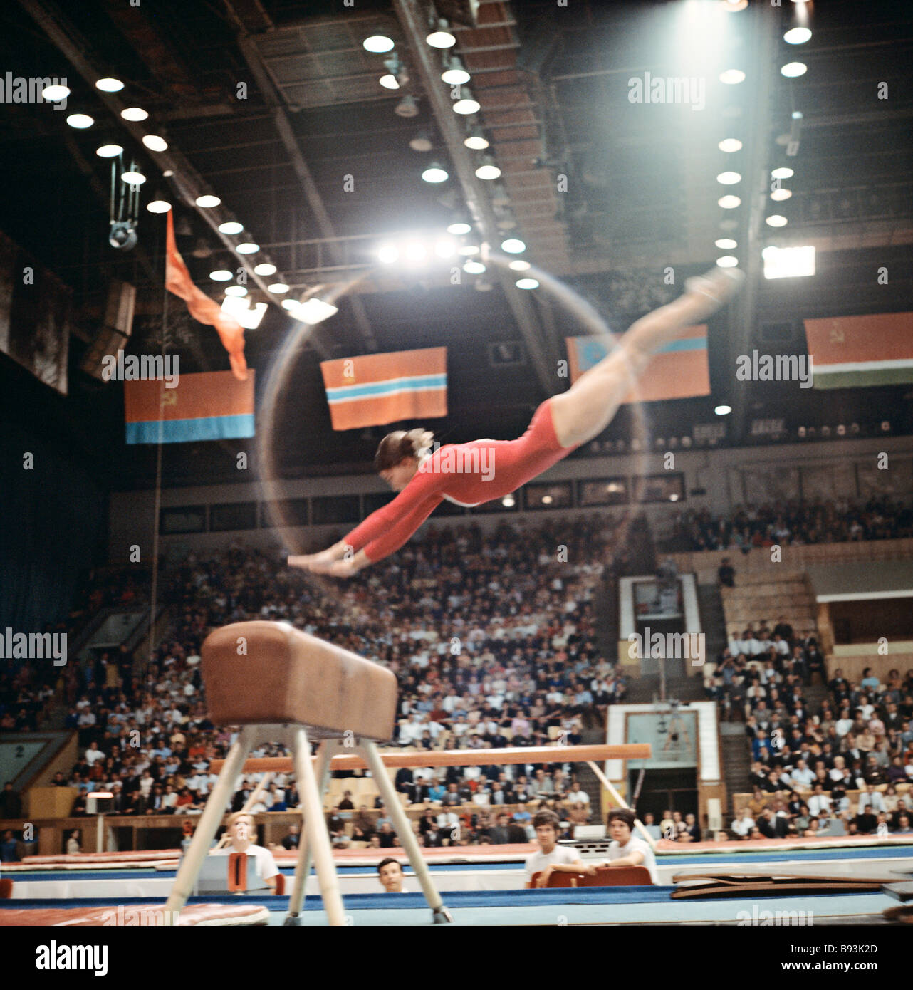 Lyudmila Turishcheva gymnaste célèbre saut à cheval le 5ème Jeux de l ...