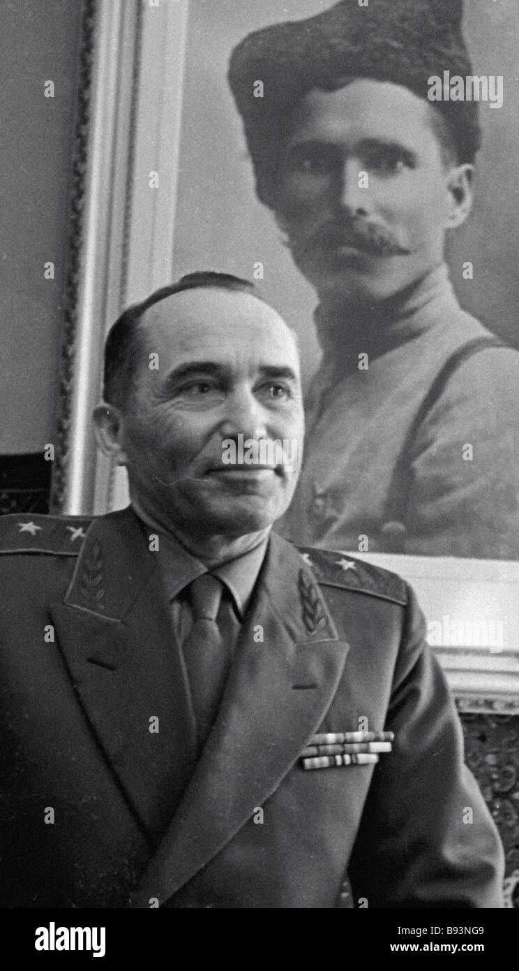Le Major-général Alexander Chapaev le fils du héros de guerre civile ...