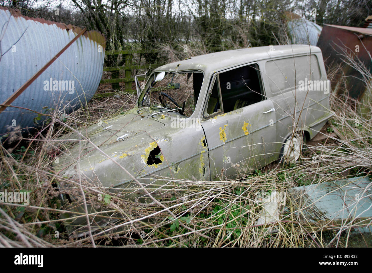 Rotten car Banque de photographies et d’images à haute résolution - Alamy