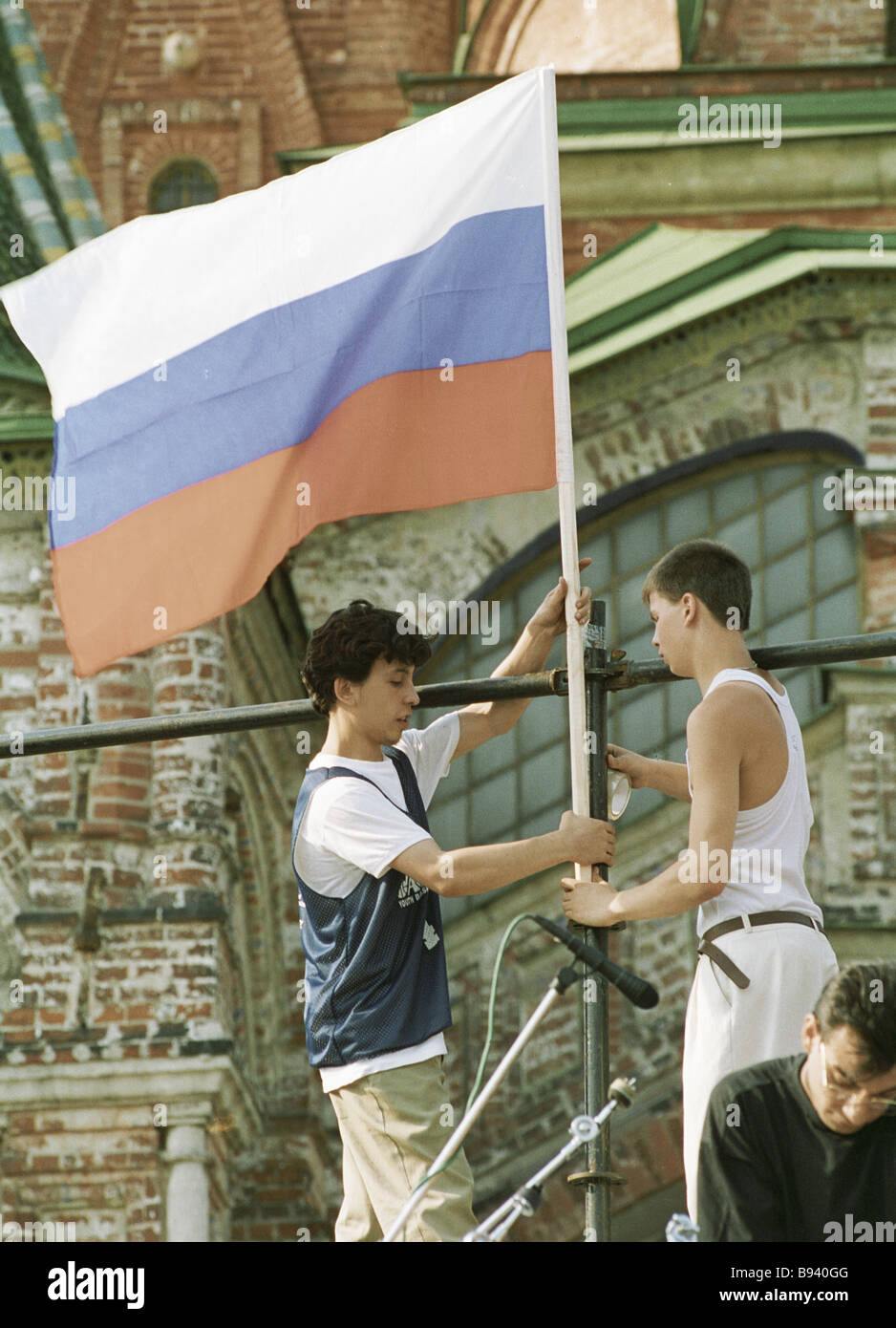 La fixation d'un drapeau sur une tribune pour célébrer le Jour du ...