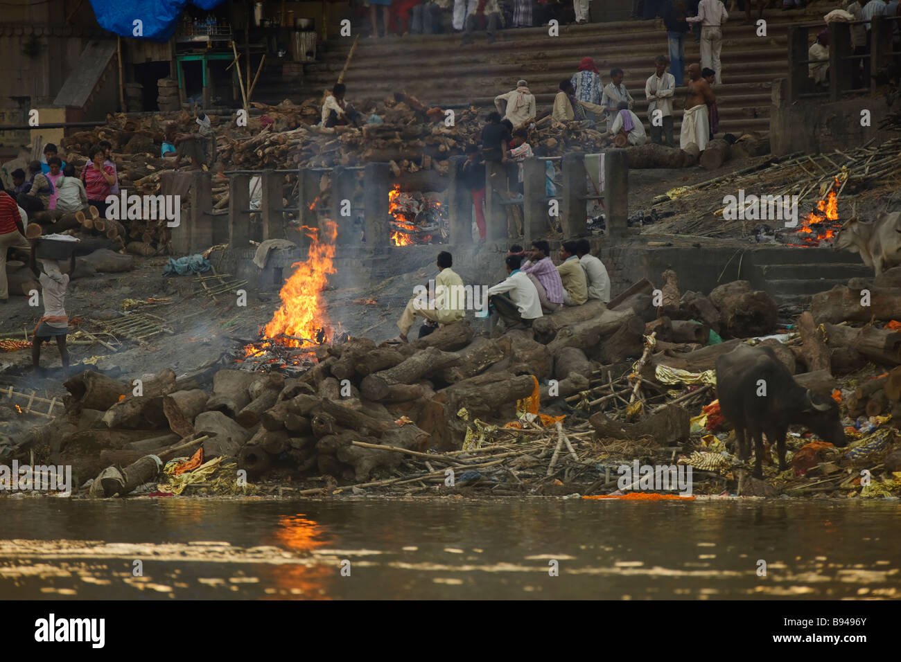 Benares cremation ghat Banque de photographies et d’images à haute ...