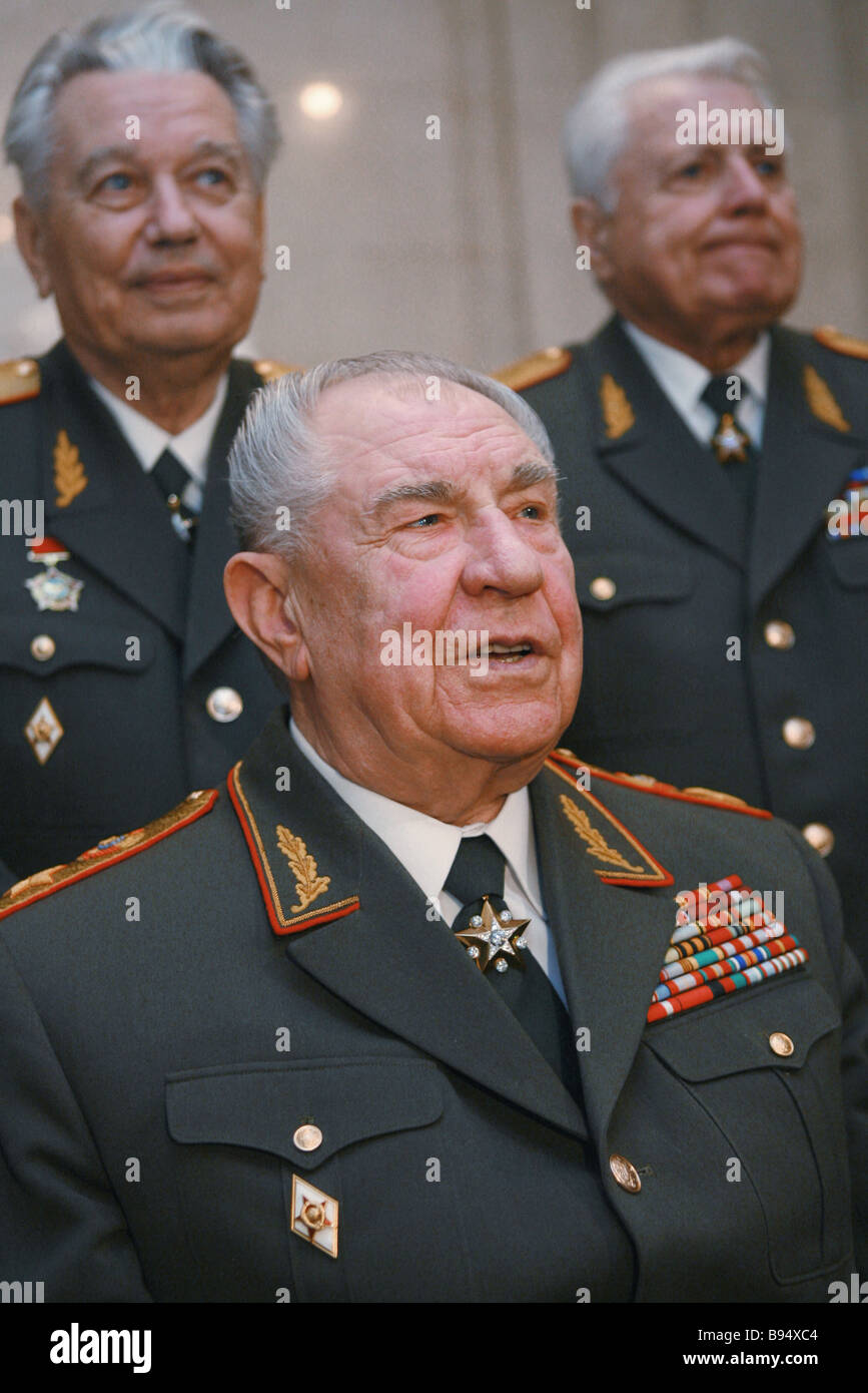 Le maréchal Dmitry Yazov Héros de l'Union soviétique à l'avant-plan un ...