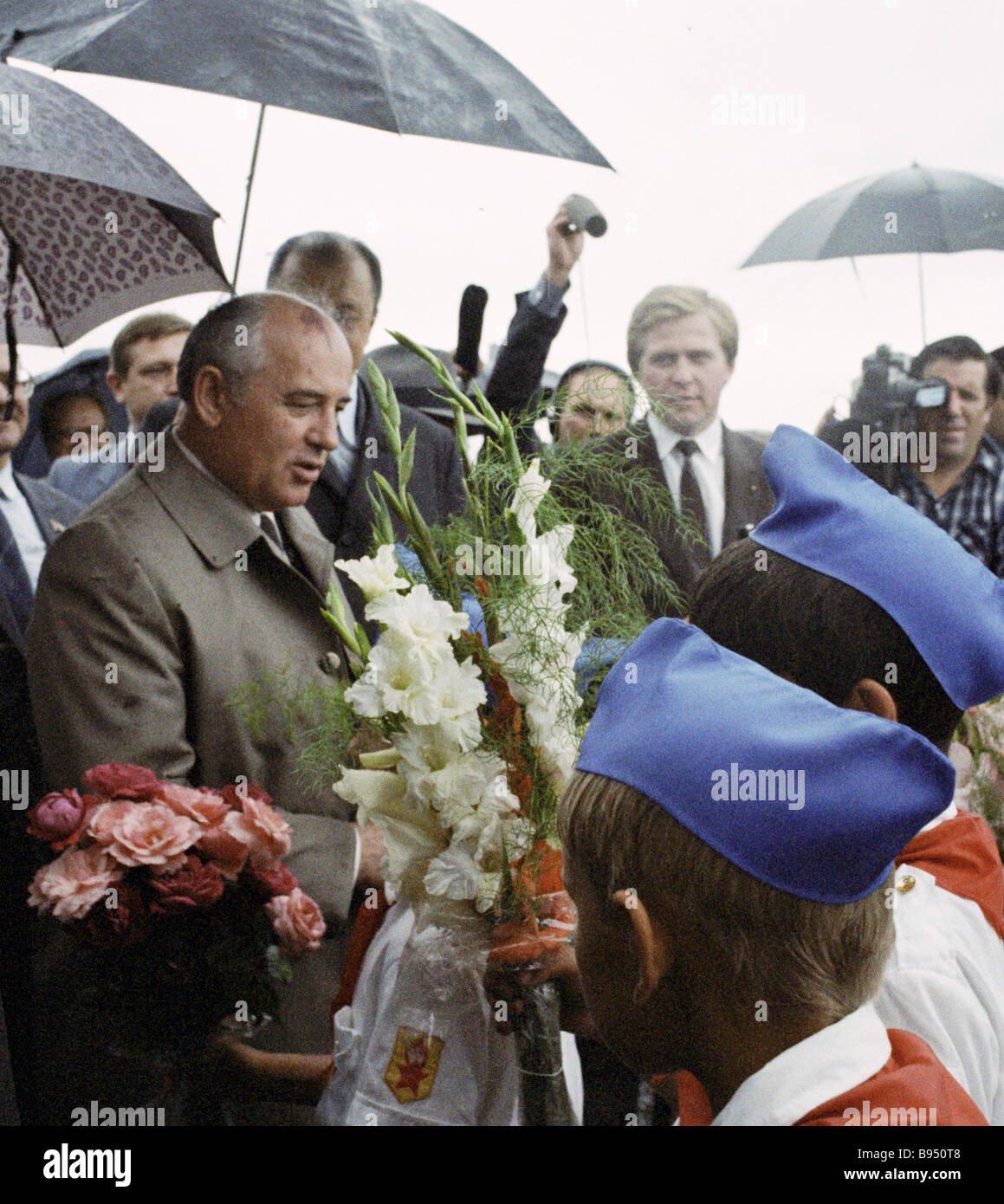 Les élèves de l'école de Khabarovsk donnant des fleurs à Mikhaïl ...