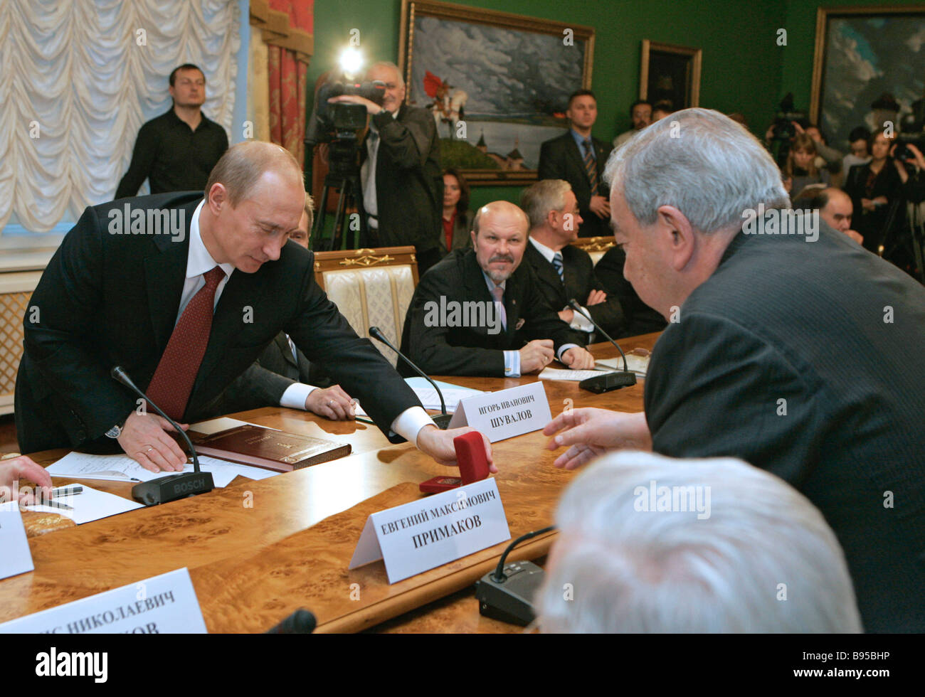Le président Vladimir Poutine et Evgueni Primakov avant-plan au cours ...