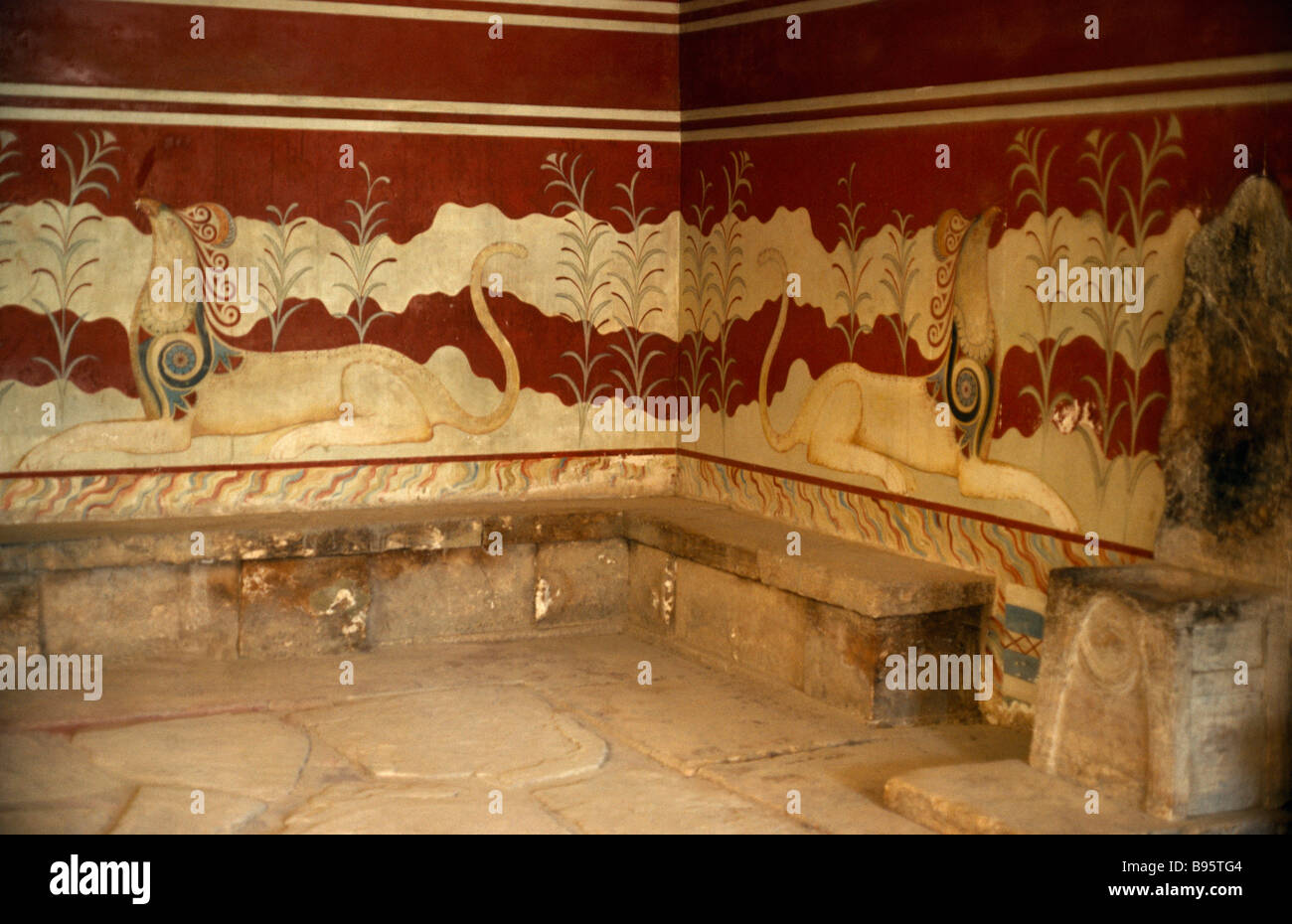 Grèce Crète palais du roi Minos à Knossos. Salle du trône de fresques ...