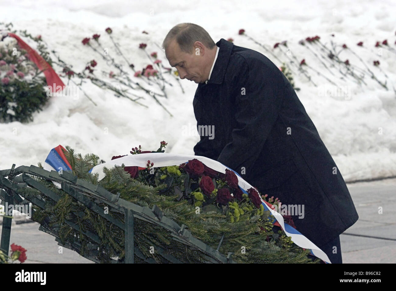 Le président russe Vladimir Poutine portant une couronne au monument ...