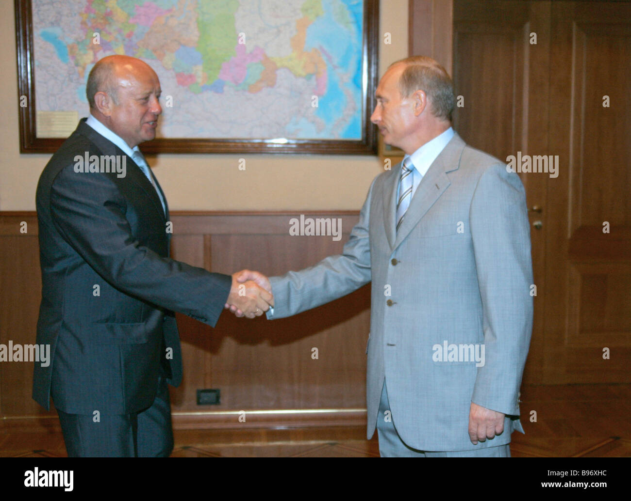 Le Premier ministre russe Mikhail Fradkov à gauche et le président ...