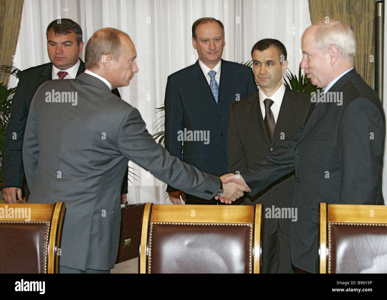 Le président russe Vladimir Poutine, chef du Service de renseignement étranger Sergei Lebedev de ...