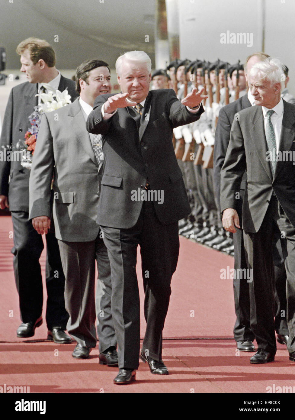 Le Président russe Boris Eltsine en passant la garde d'honneur à ...